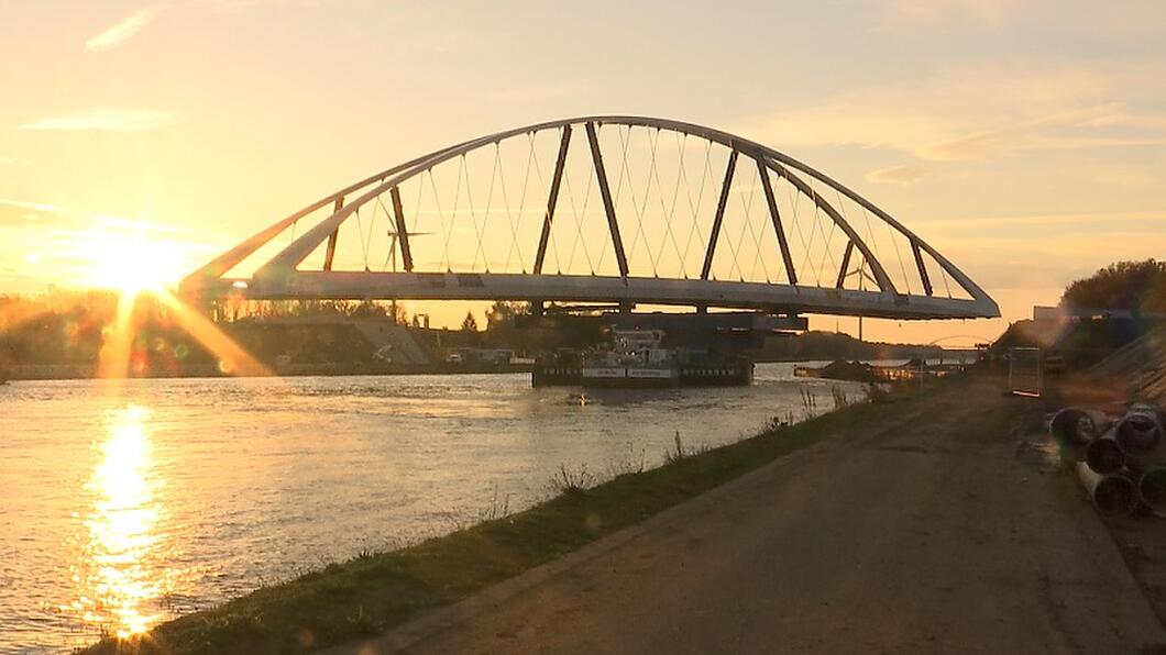 Nieuwe brug over Albertkanaal in Lummen vanochtend ingevaren - TV Limburg