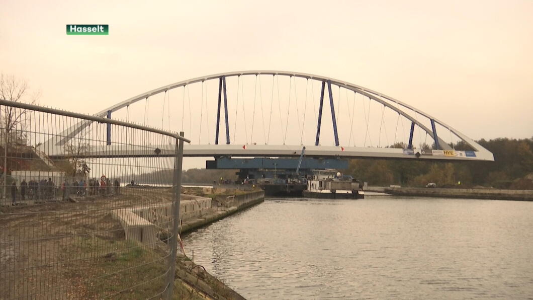 Nieuwe brug over Albertkanaal geplaatst in Kuringen - TV Limburg
