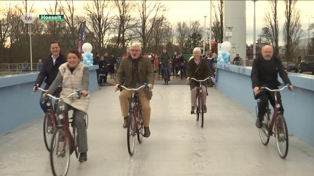 Spectaculaire fietsbrug geopend aan Sas van Godsheide - TV Limburg