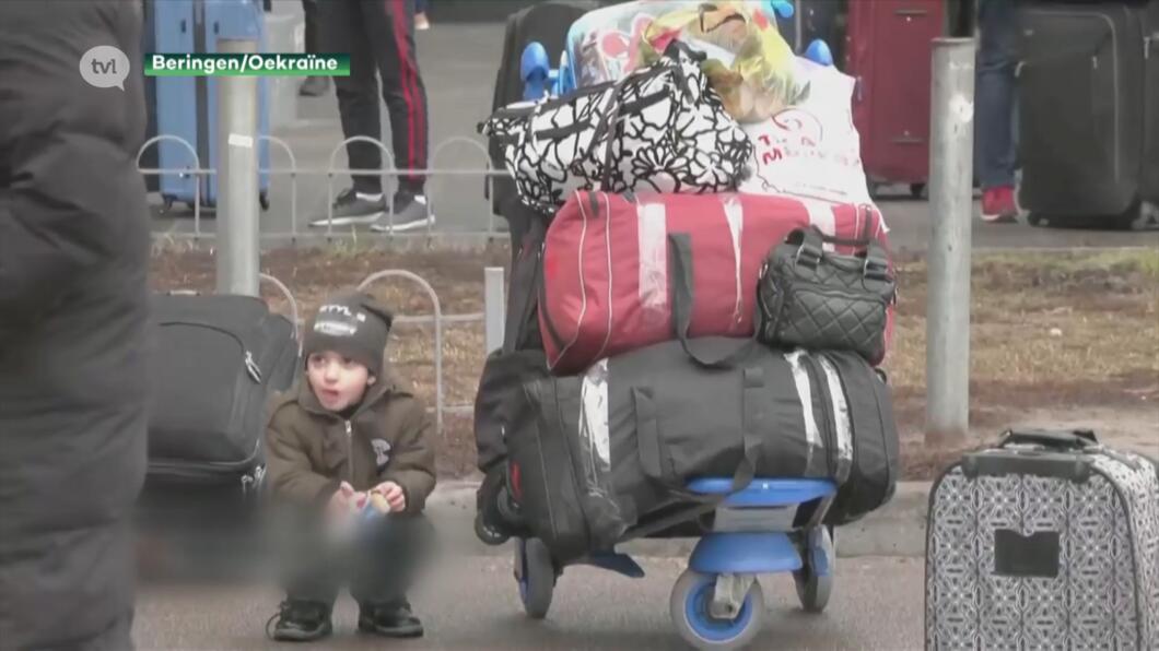 Oekraïense vrouw uit Paal onderweg naar Poolse grens om haar mama op te ...