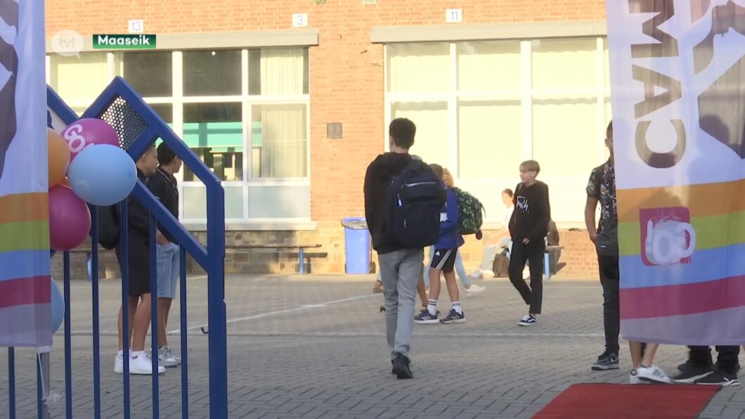 EERSTE SCHOOLDAG in het middelbaar (Maaseik) - TV Limburg