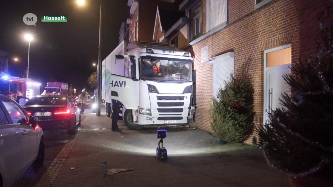 Vrachtwagen ramt huizen op Kuringersteenweg in Hasselt - TV Limburg