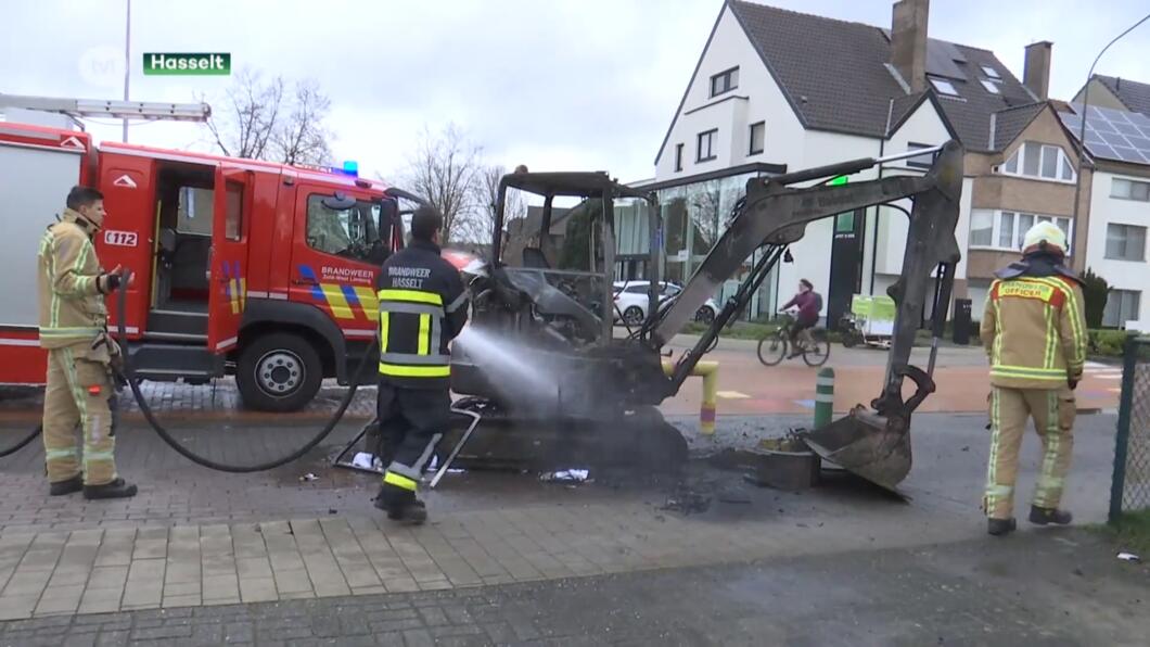 Graafmachine vliegt in brand in Hasselt - TV Limburg