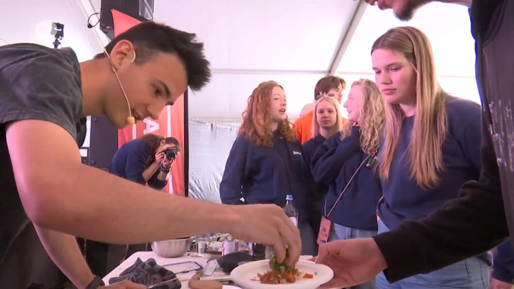 Tv-kok Loïc Van Impe leert studenten koken op kot - TV Limburg