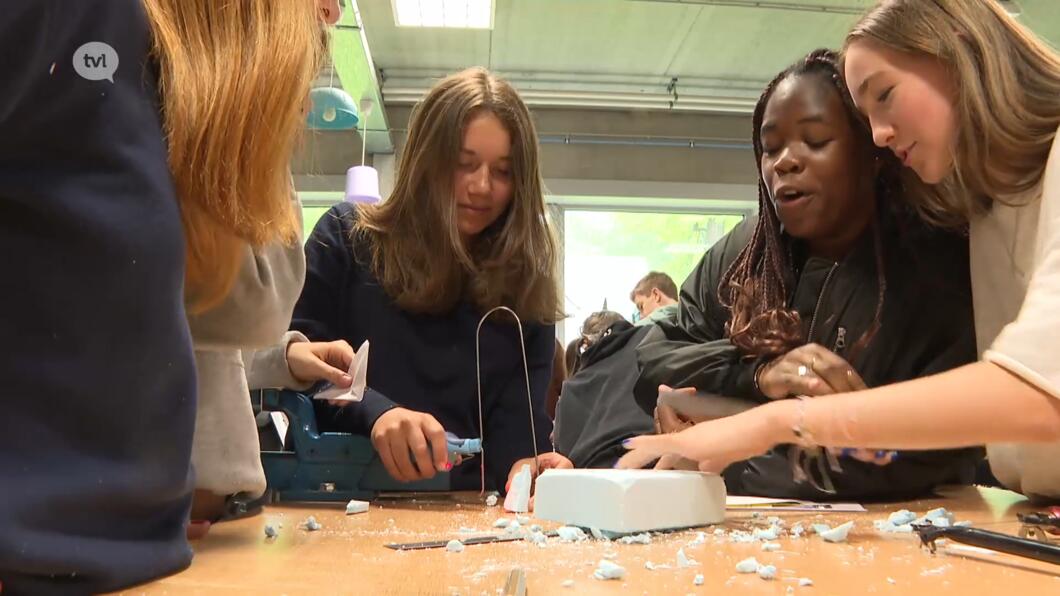Leerlingen volgen workshops rond wetenschap en techniek aan UCLL - TV Limburg