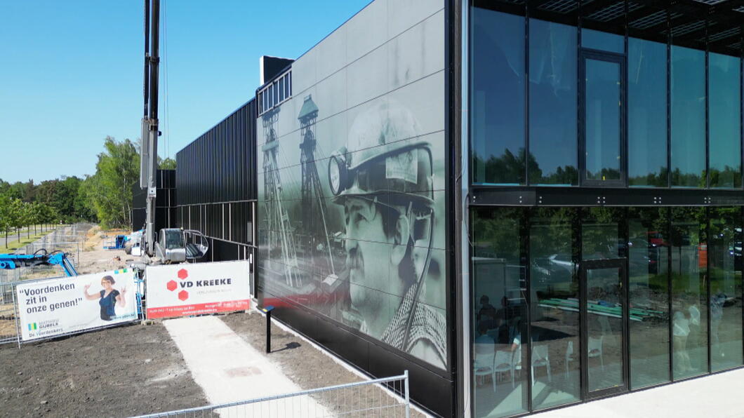 Foto van ex-mijnwerker in zonnepanelen siert gevel van nieuwe ...