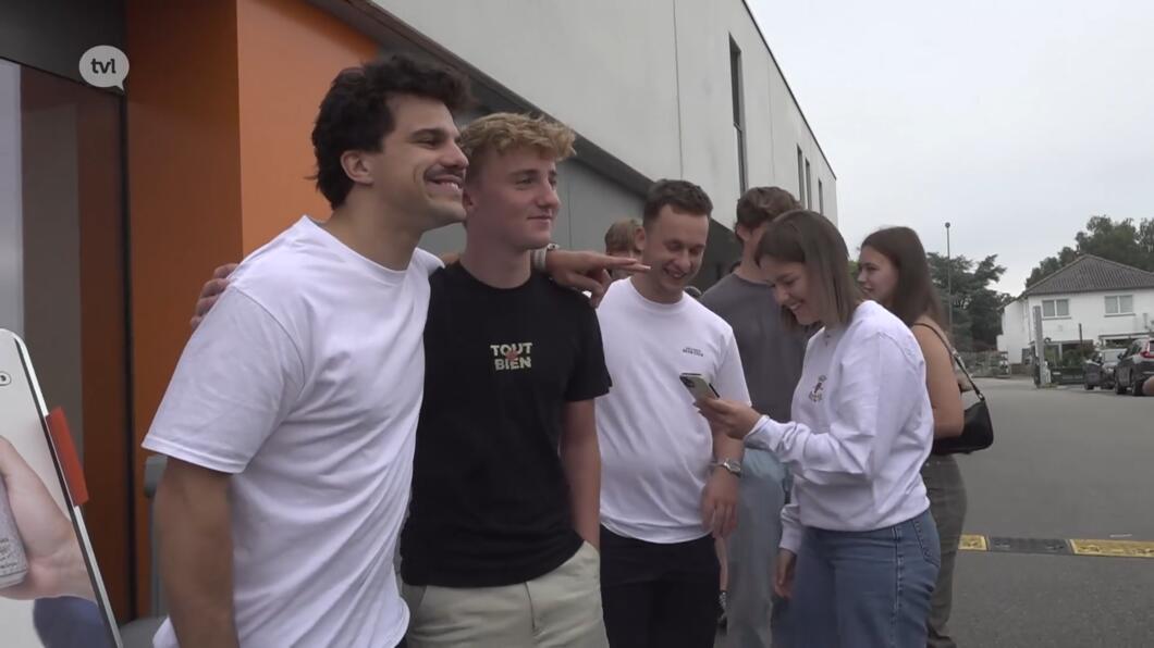 Average Rob deelt eerste Pukkelpophandtekeningen uit - TV Limburg