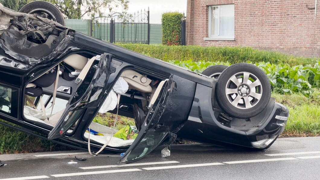 Kinderen ongedeerd bij ongeval met drie auto's in Riemst - TV Limburg