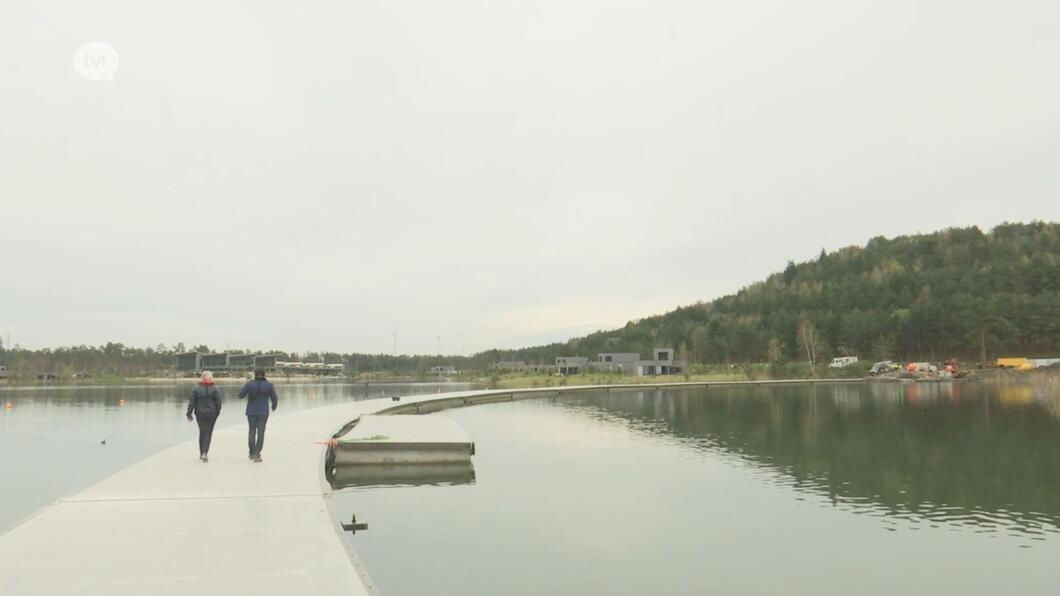 Wij wandelen als eerste over gloednieuwe drijvende fiets- en wandelbrug ...