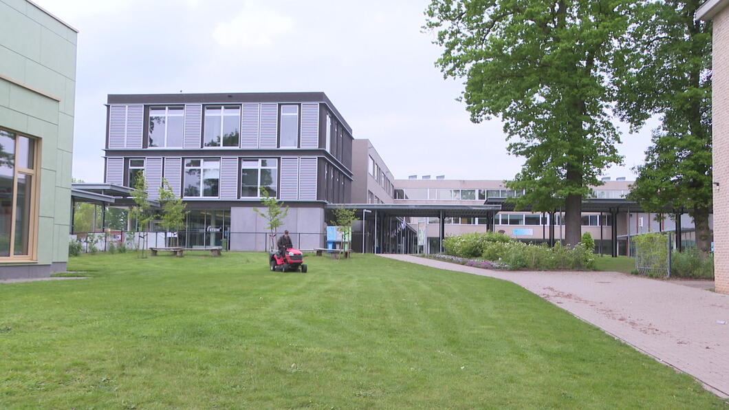 Koning en koningin komen naar Mosa-RT school in Maaseik - TV Limburg