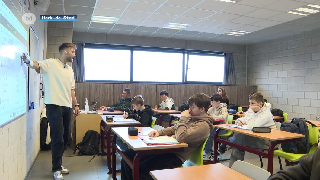 Ward Lemmelijn staat als wereldkampioen indoor roeien voor de klas in ...