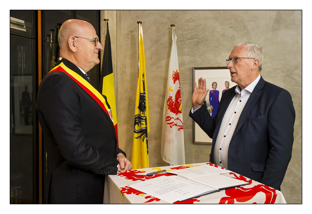 Wim Rutten legt eed af als waarnemend burgemeester van Kinrooi - TV Limburg